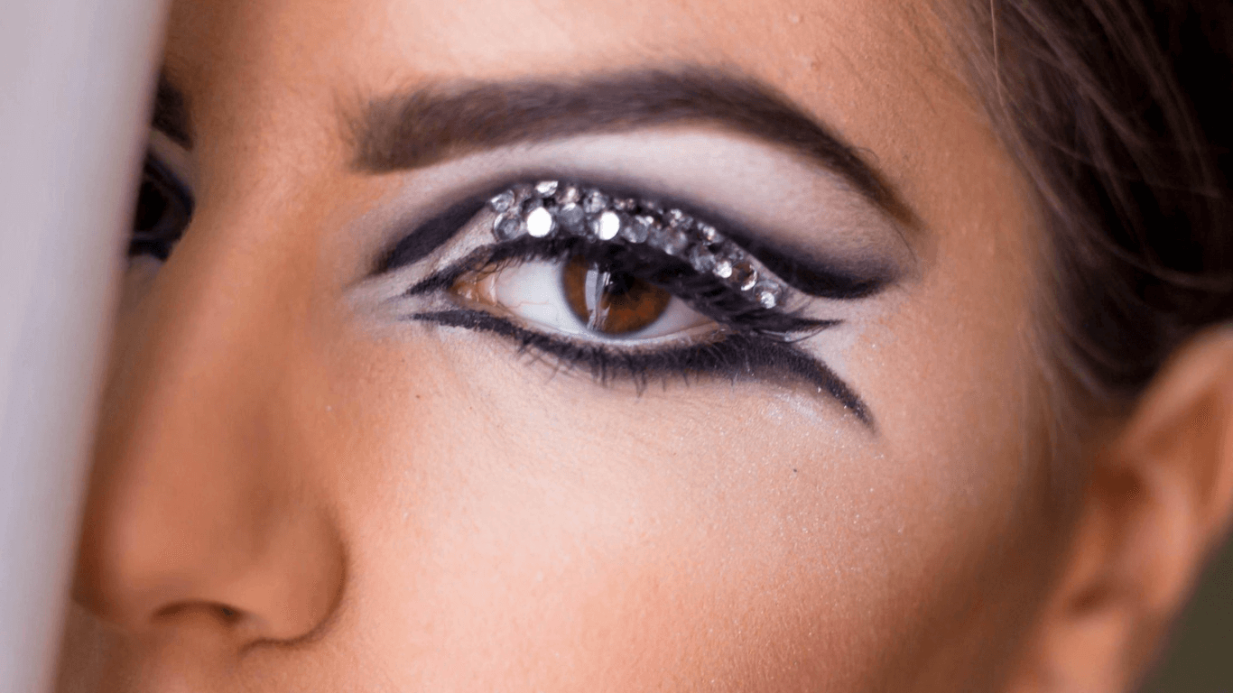 Mesmerizing Silver Glitter Makeup Looks for Black Girls